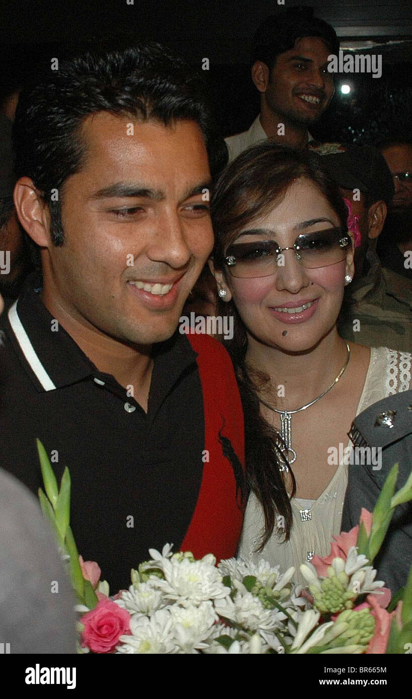 Tennis Star, Aisam-ul-Haq Qureshi comes out from Lahore Airport after ...