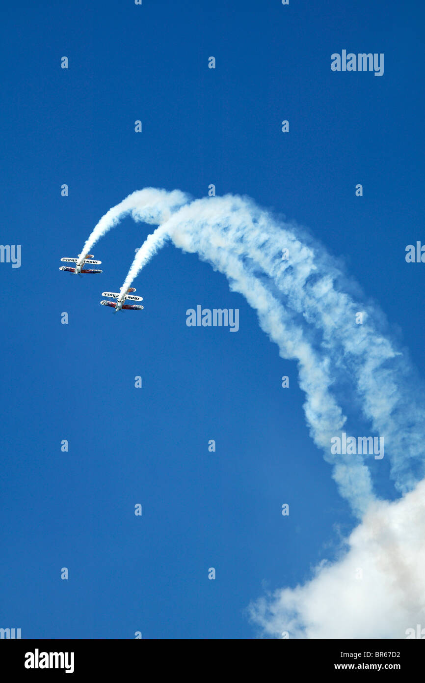 An aerobatic flight team performs at the 2005 Sun-n-Fun Airshow in ...