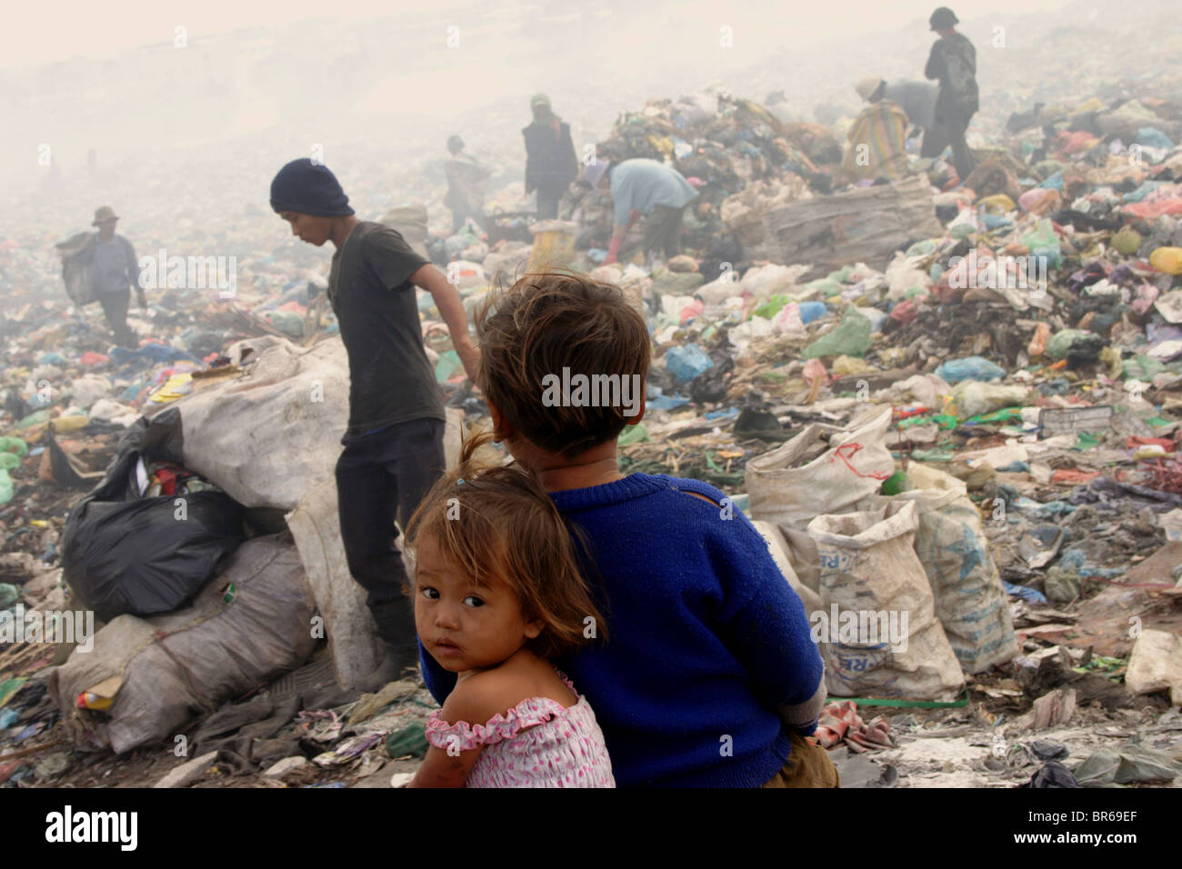 Young workers at The Stung Meanchey Landfill in Phnom Penh, Cambodia ...