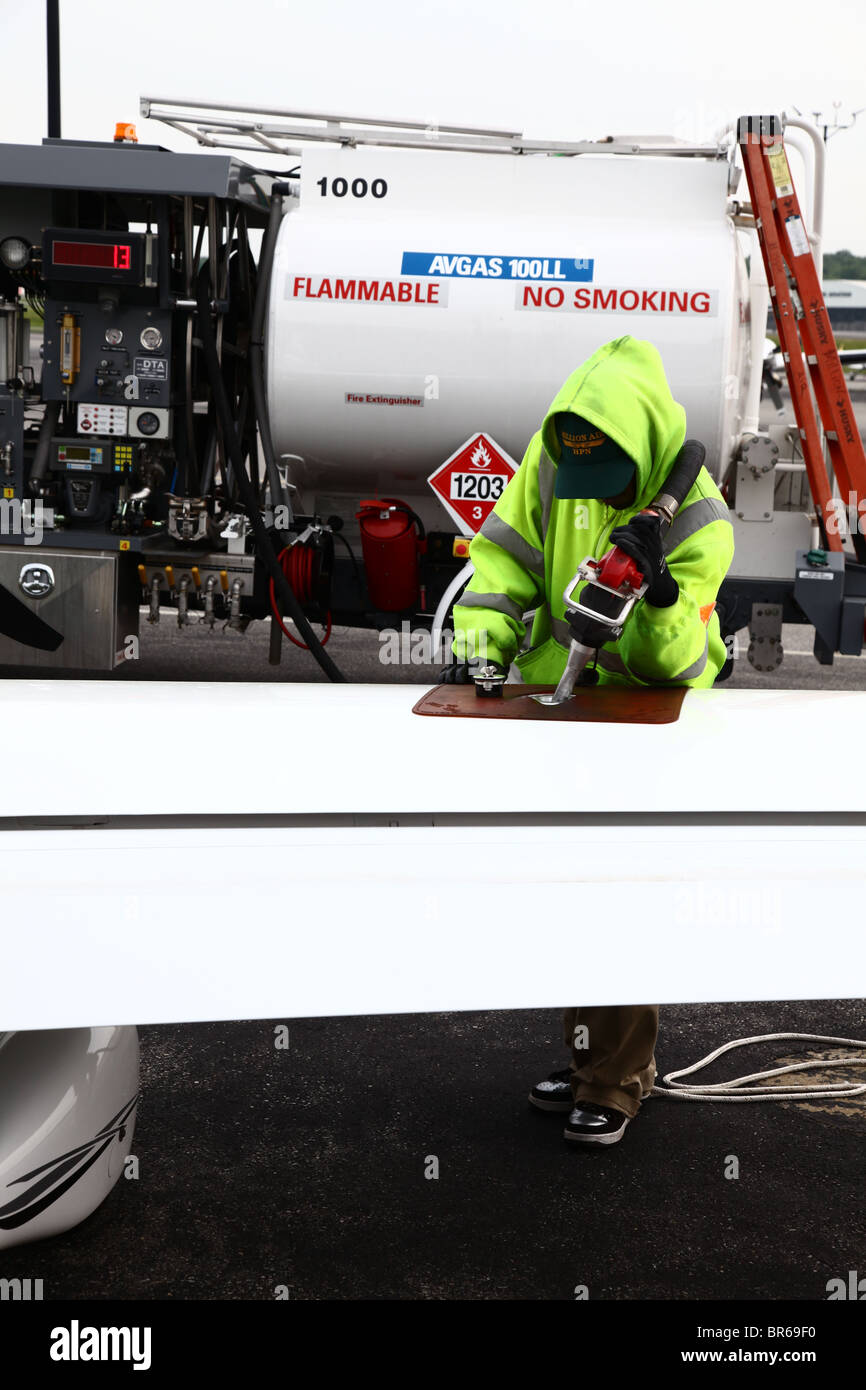 Into plane fueling hi-res stock photography and images - Alamy
