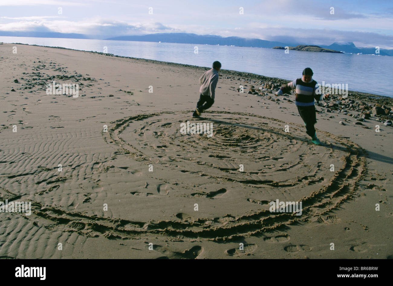 Inuit children playing hi-res stock photography and images - Alamy