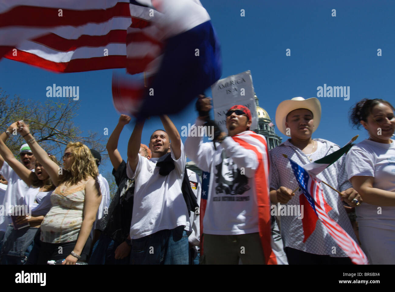 Mexican crowd flags hi-res stock photography and images - Alamy