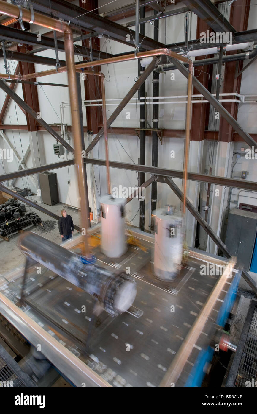 Earthquake table hi-res stock photography and images - Alamy