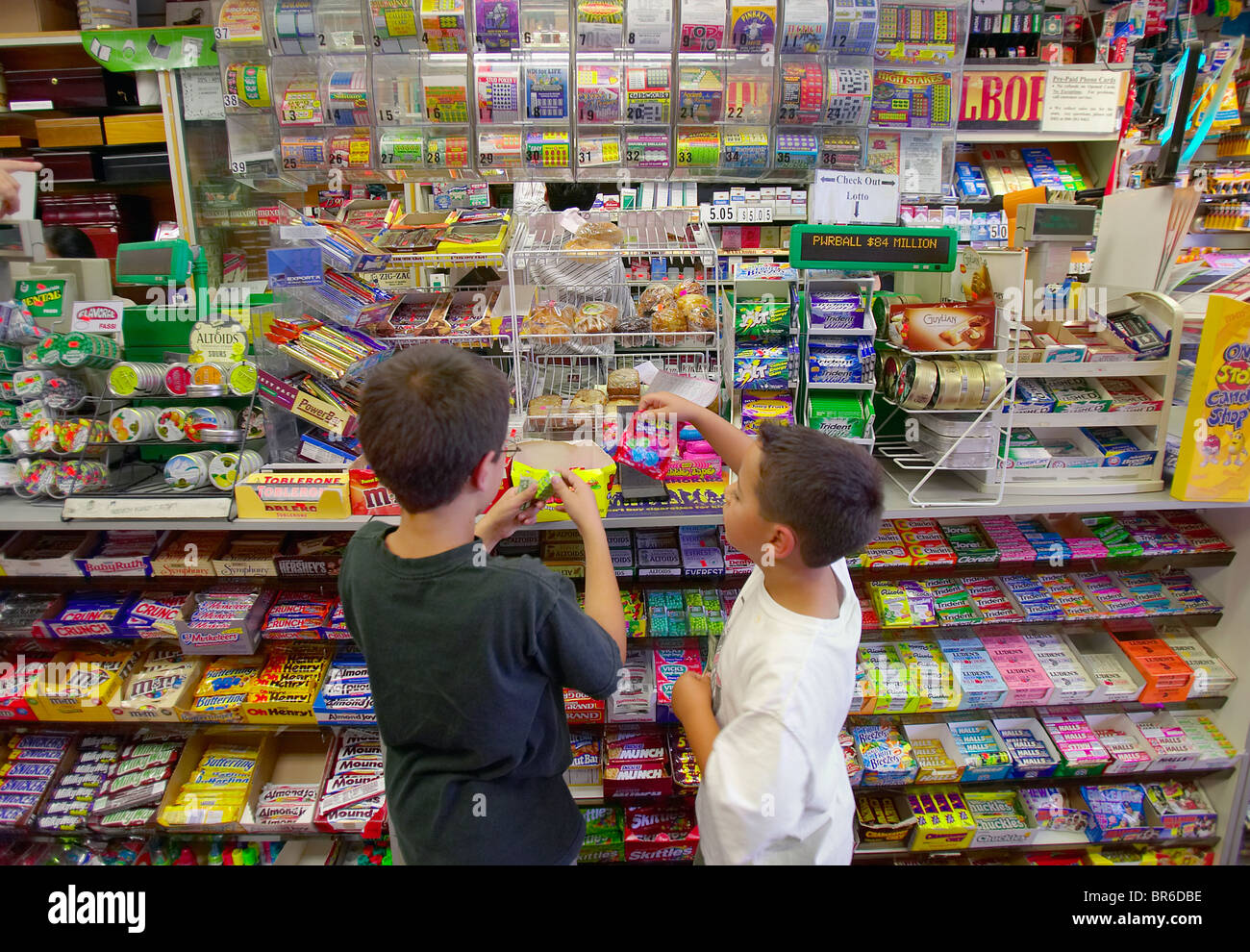 Convenience store candy hi-res stock photography and images - Alamy