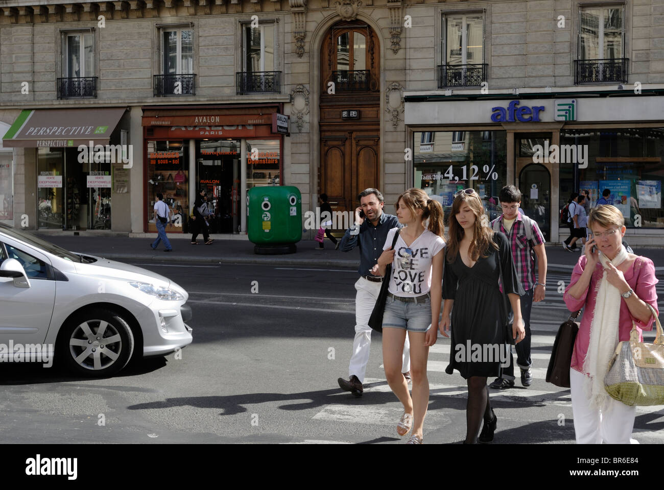Paris crossing hi-res stock photography and images - Alamy