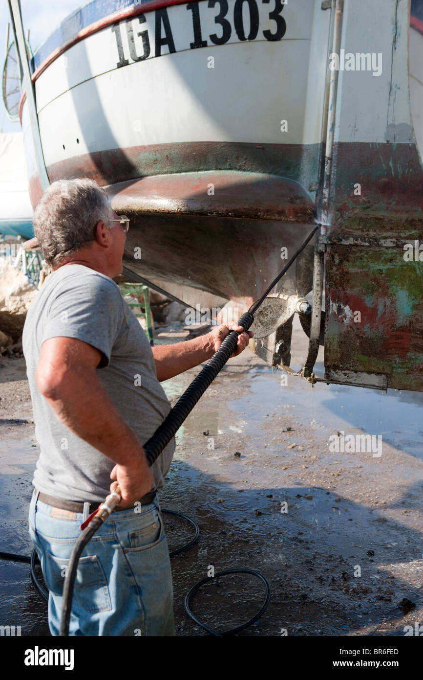 Ship worker clean cleaning hi-res stock photography and images - Alamy