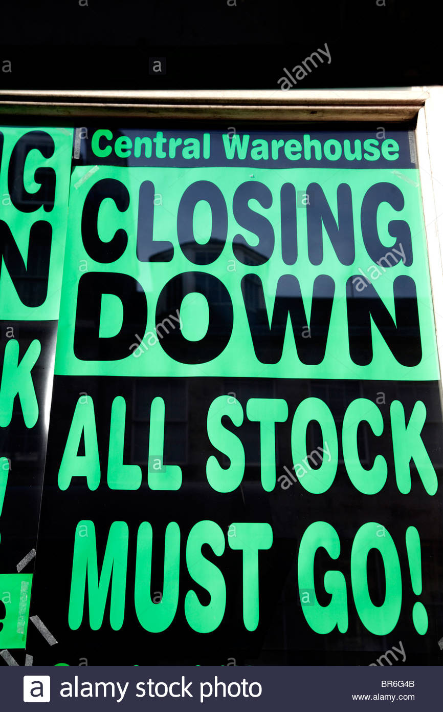Closing down sale poster in shop window Stock Photo - Alamy