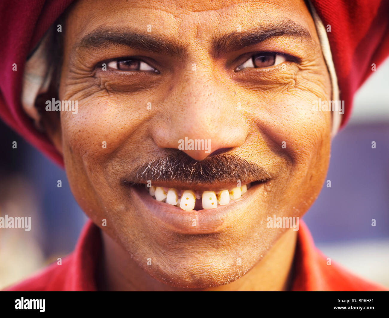 Close-up of Indian train porter Stock Photo - Alamy