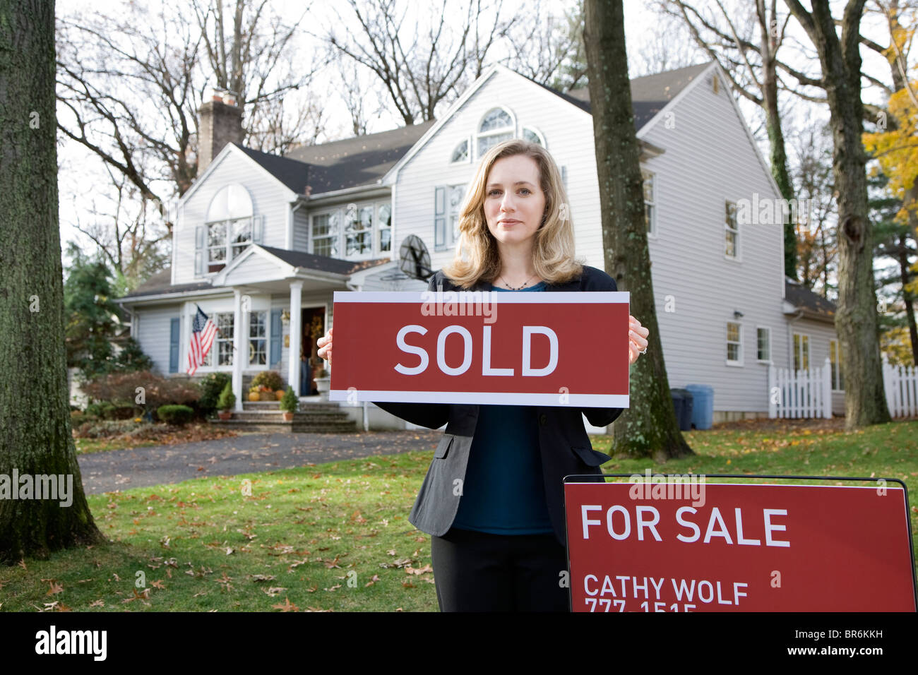 Real estate agent sale sign hi-res stock photography and images - Alamy