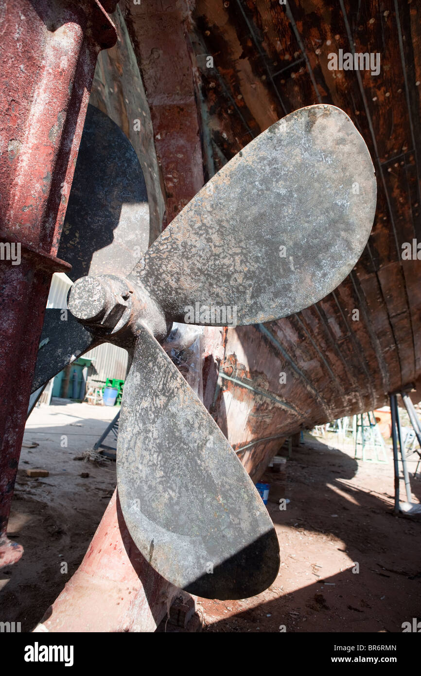 Boat propeller cut out Stock Photo - Alamy