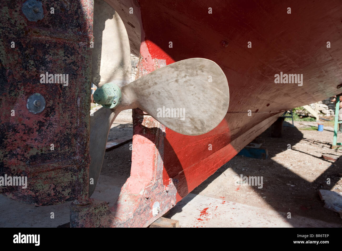 Boat propeller cut out Stock Photo - Alamy