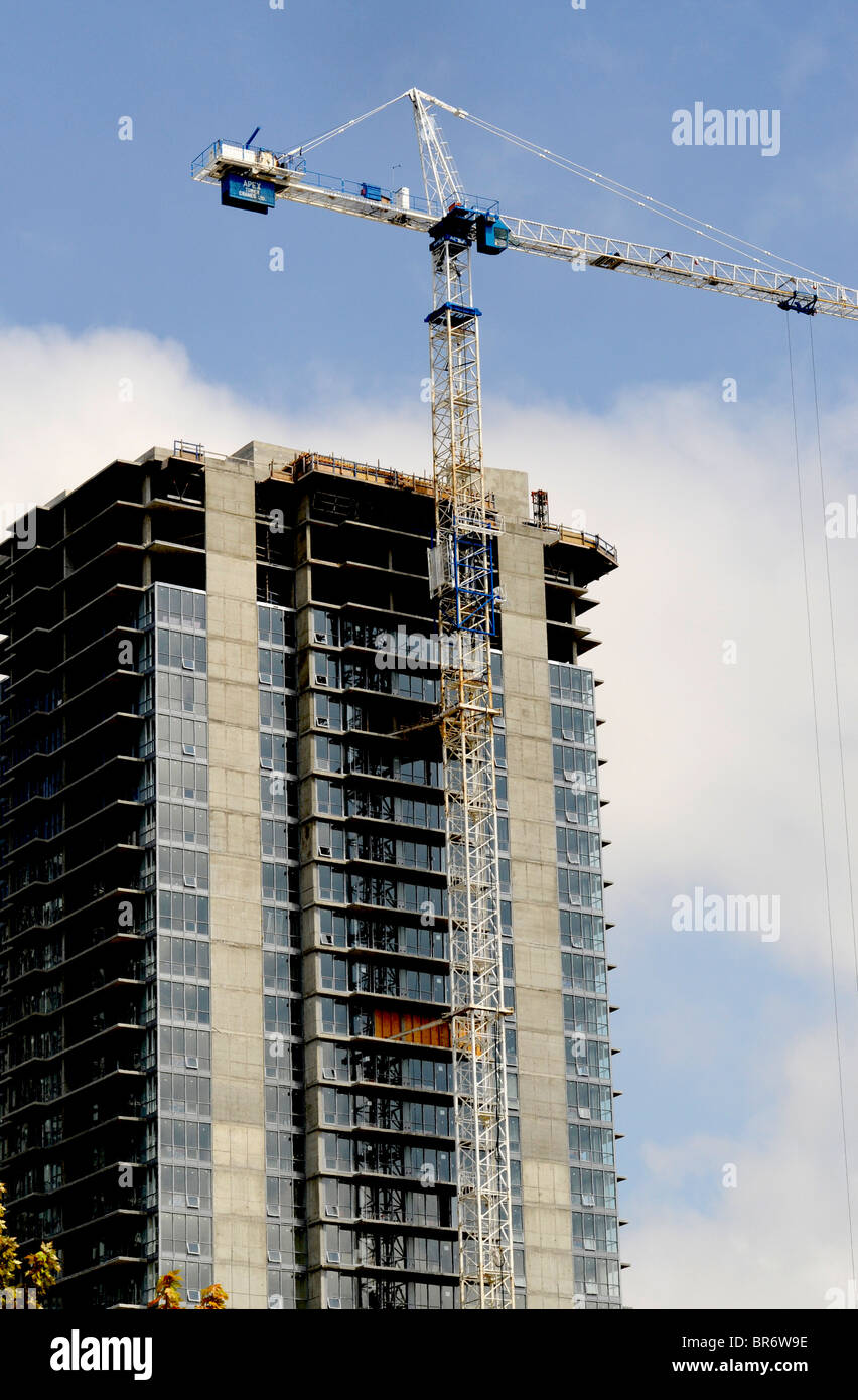 Building with crane in Vancouver Stock Photo - Alamy