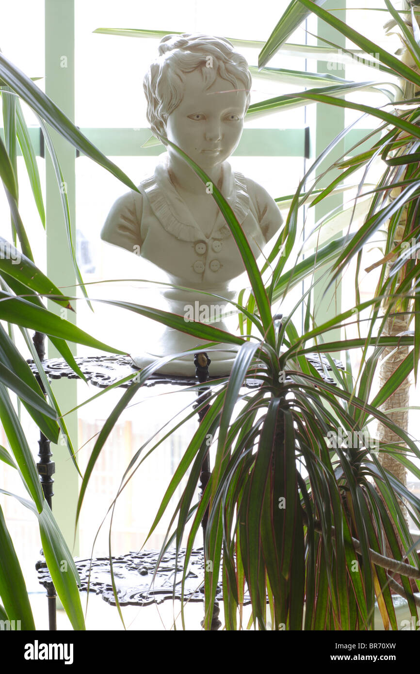 Flower statue hi-res stock photography and images - Alamy