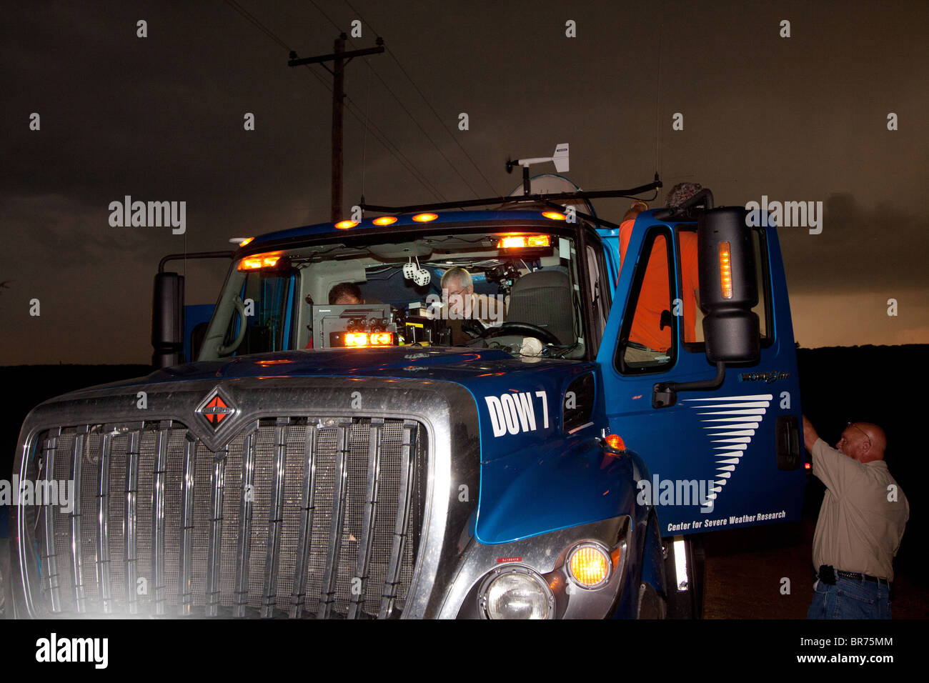 Doppler on Wheels truck "DOW 7" scans a storm south of Seminole, KS ...
