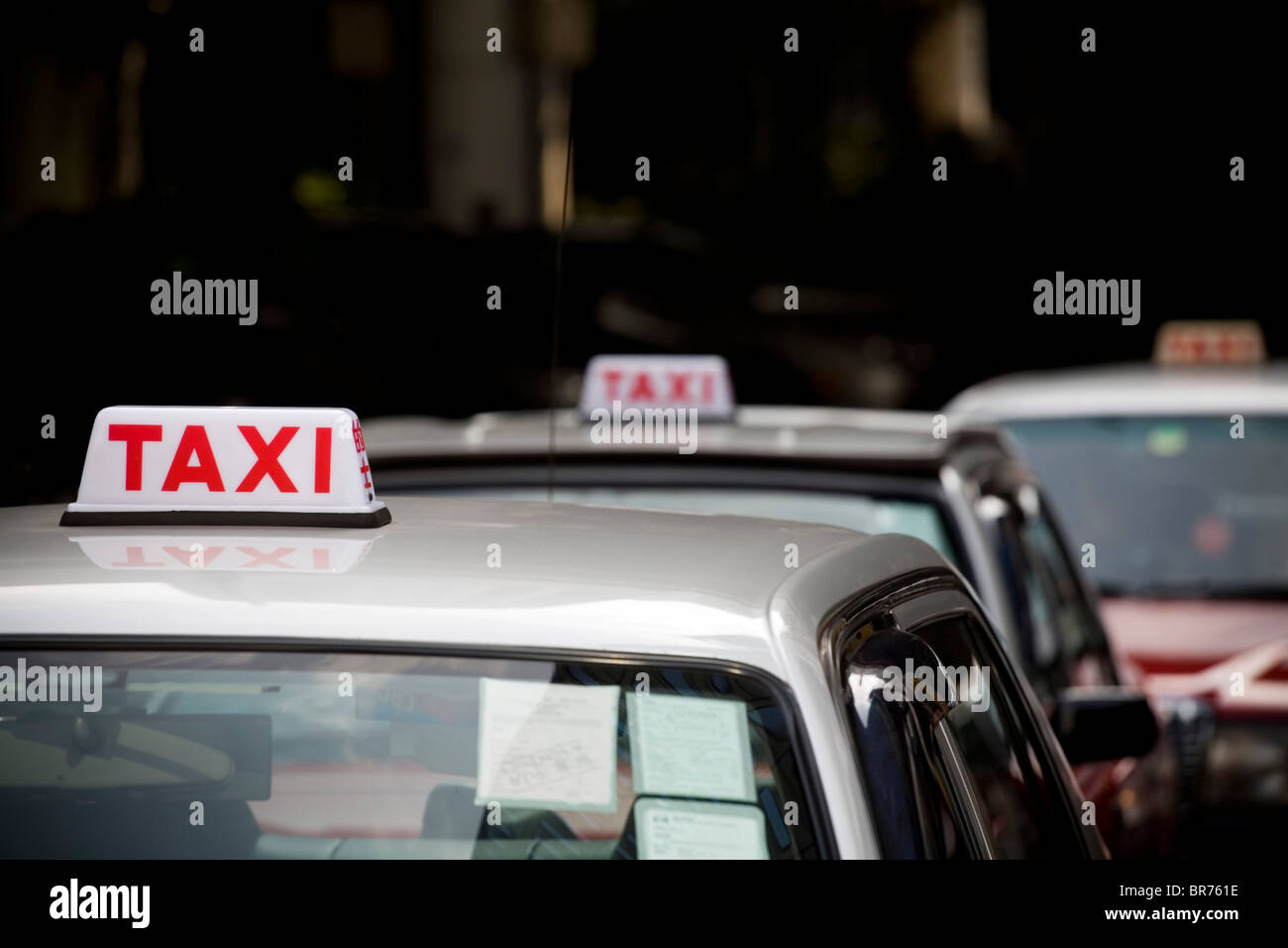 Traffic jam of red hong kong taxis hi-res stock photography and images ...