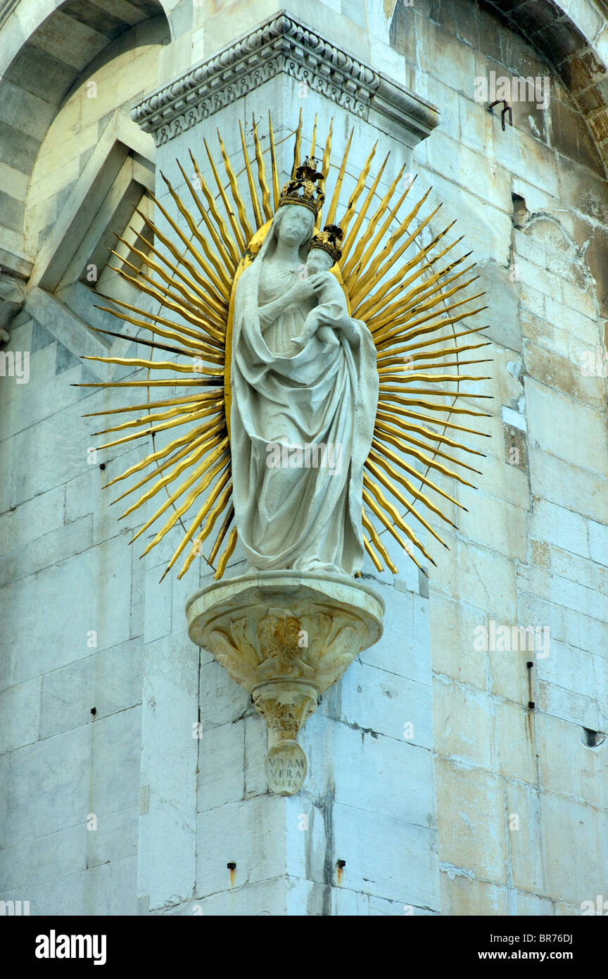 Religious Statue On A Church In Italy Stock Photo - Alamy