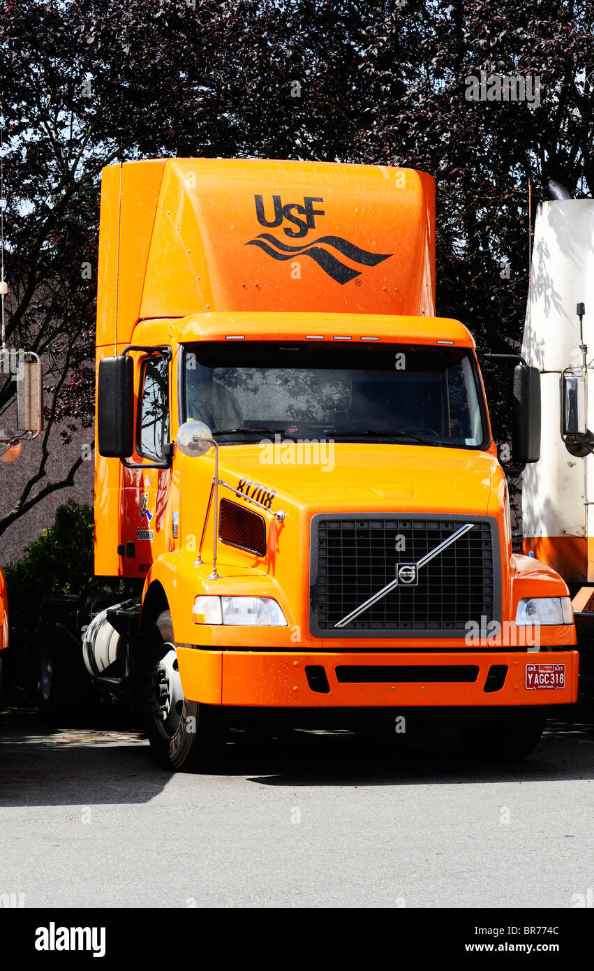 Volvo semi truck hi-res stock photography and images - Alamy