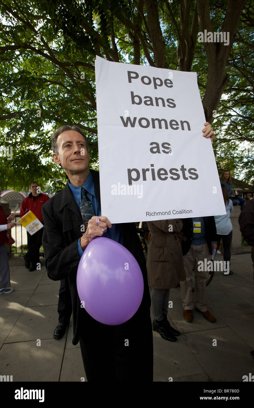 Peter Tatchell protesting outside Lambeth Palace during the visit to ...