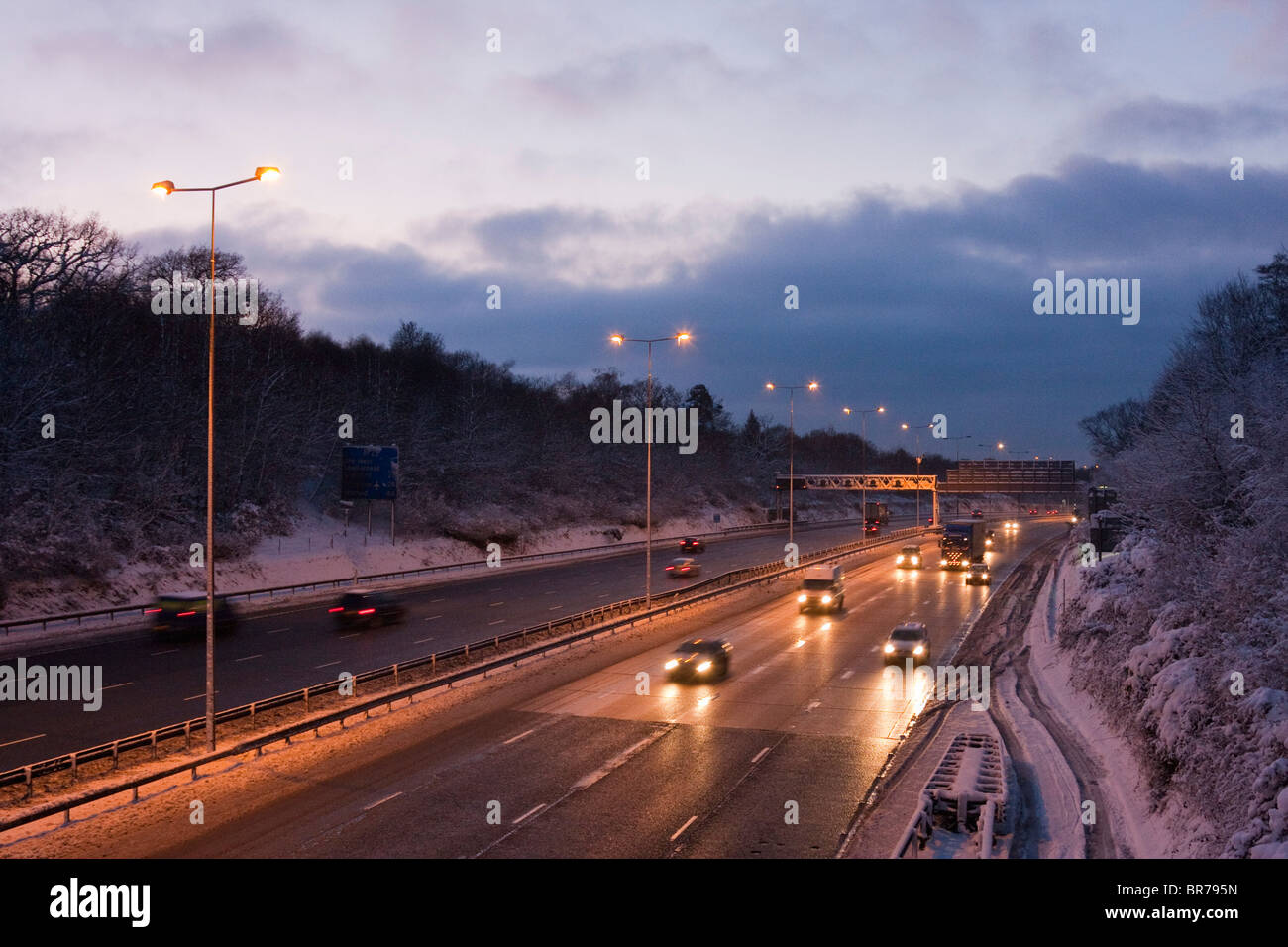 Traffic snow m25 motorway hi-res stock photography and images - Alamy