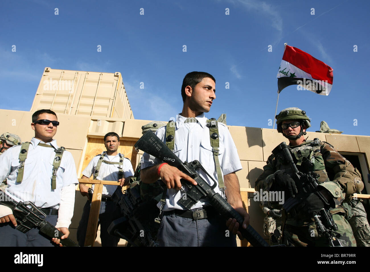 Iraqi police next to Army Soliders Stock Photo - Alamy