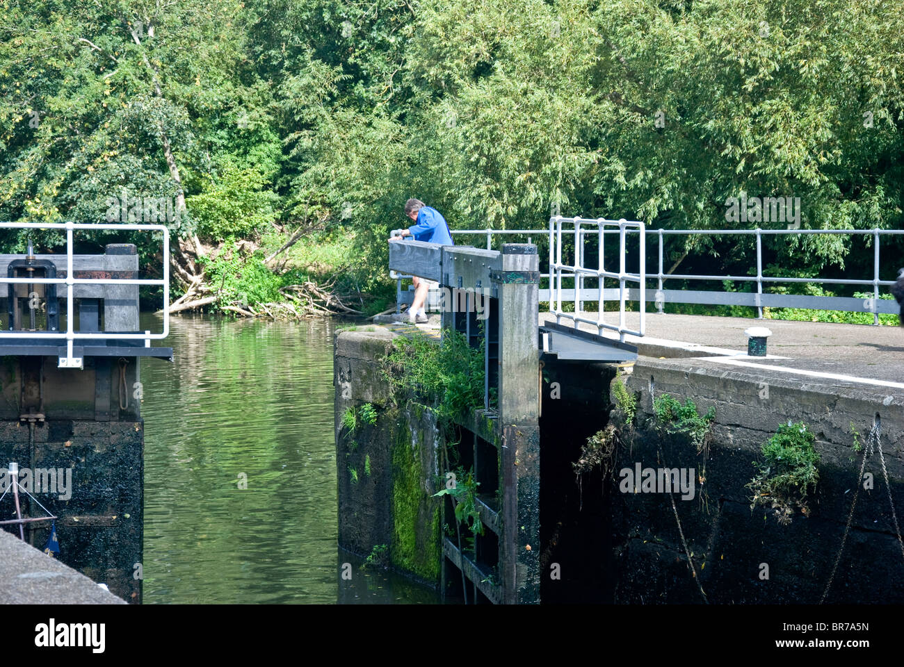 Closing gates hi-res stock photography and images - Alamy