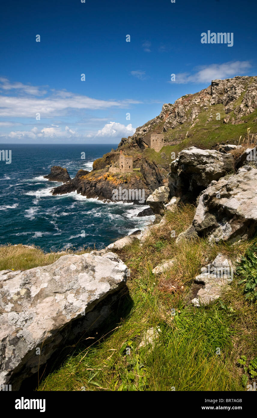Crown mines engine houses hi-res stock photography and images - Alamy