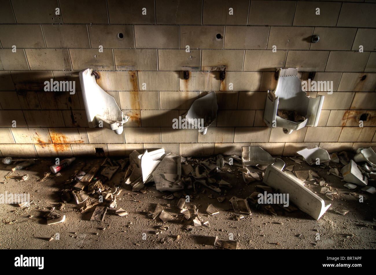 Old abandoned urinal hi-res stock photography and images - Alamy