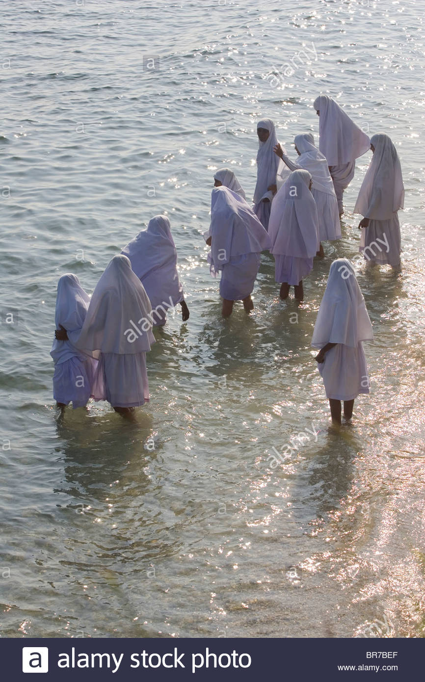 Bathing Muslim Stock Photos & Bathing Muslim Stock Images - Alamy