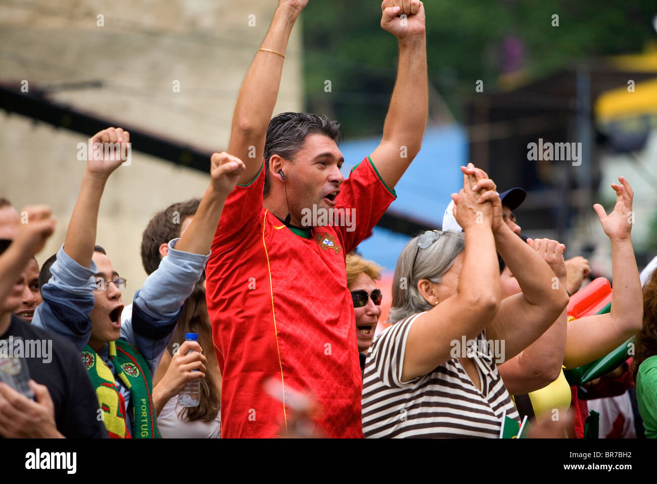 Fans cheer during a World Cup Soccer match Stock Photo - Alamy