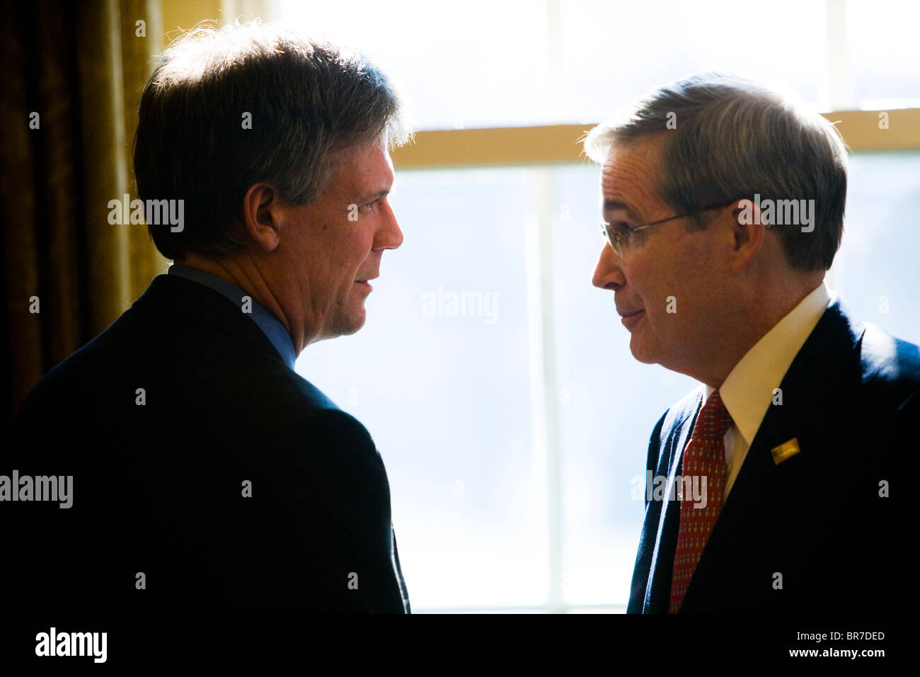 Tony Snow and Stephen Hadley speak in the Oval office Stock Photo - Alamy