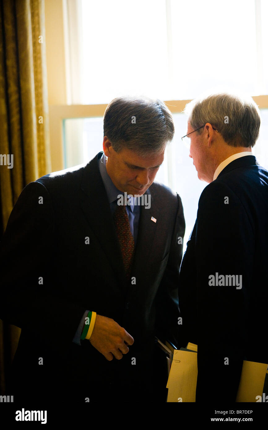 Tony Snow and Stephen Hadley speak in the Oval office Stock Photo - Alamy