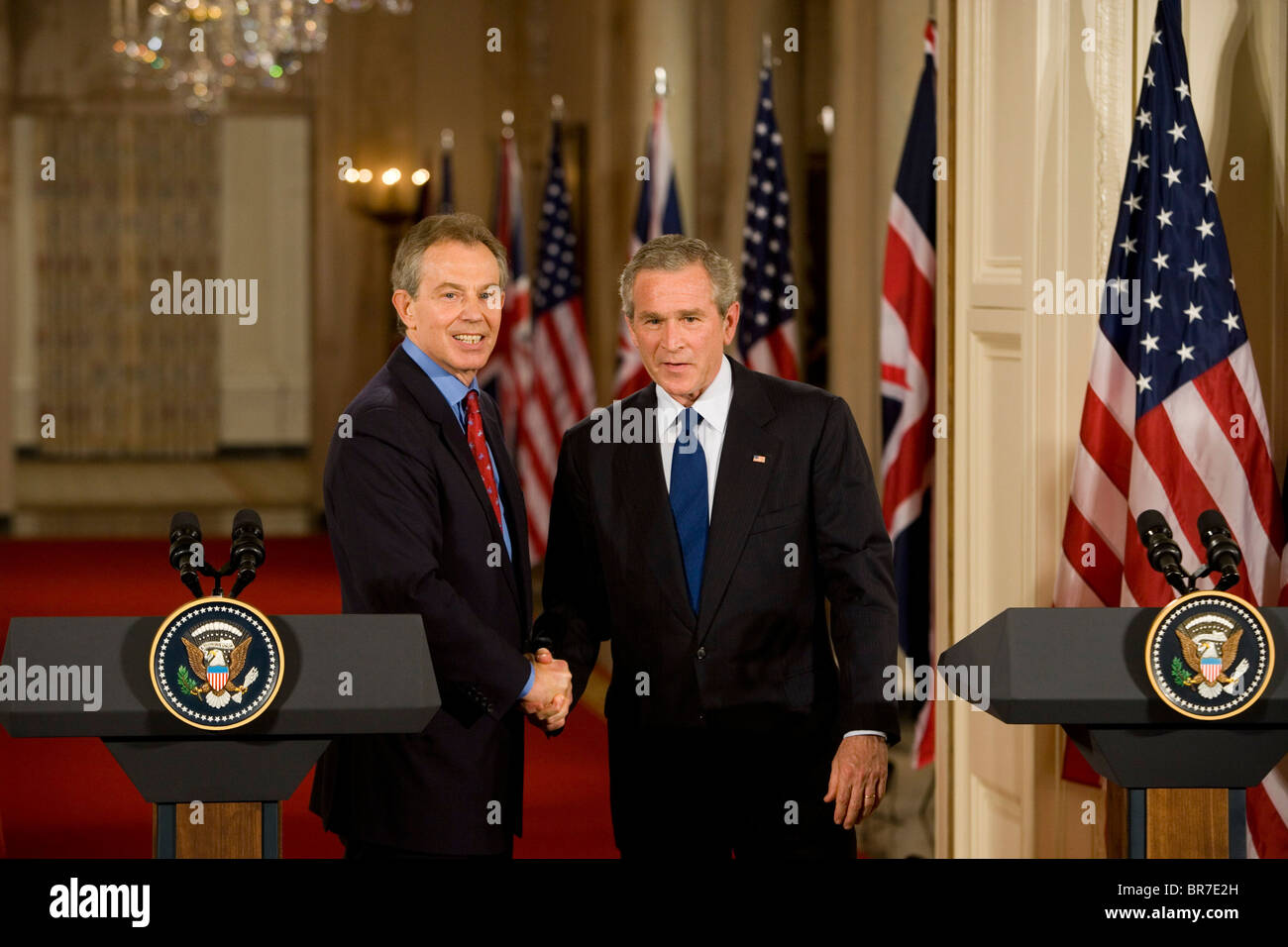 Tony blair and george bush press conference hi-res stock photography ...