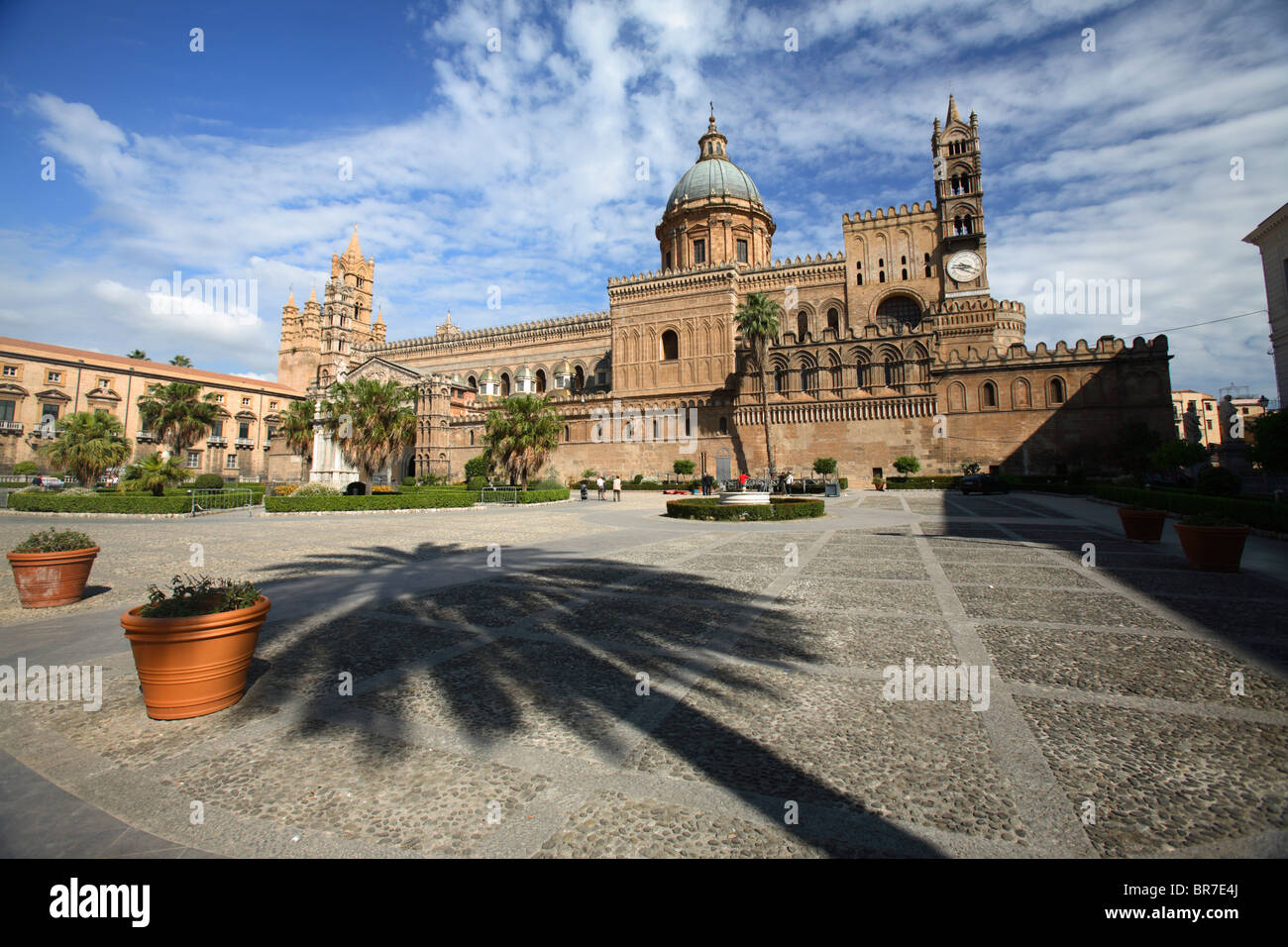 Sicily city palermo courtyard hi-res stock photography and images - Alamy