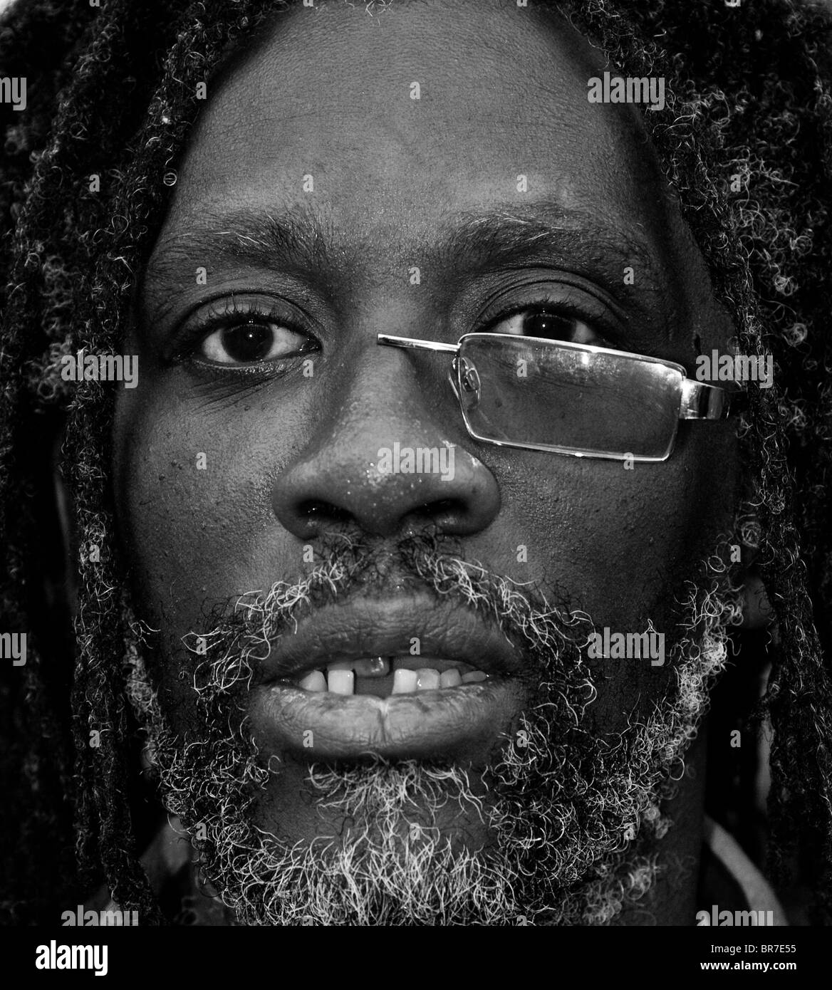 Portrait of a homeless man Stock Photo - Alamy