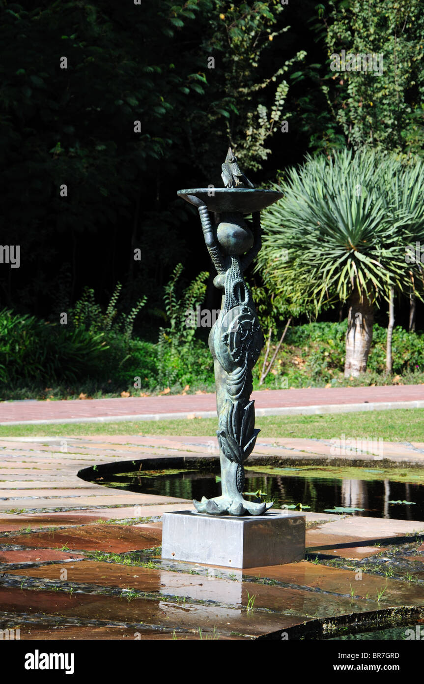 Historial Botanical Gardens (La Concepcion), Fountain in the Lotus Pond ...