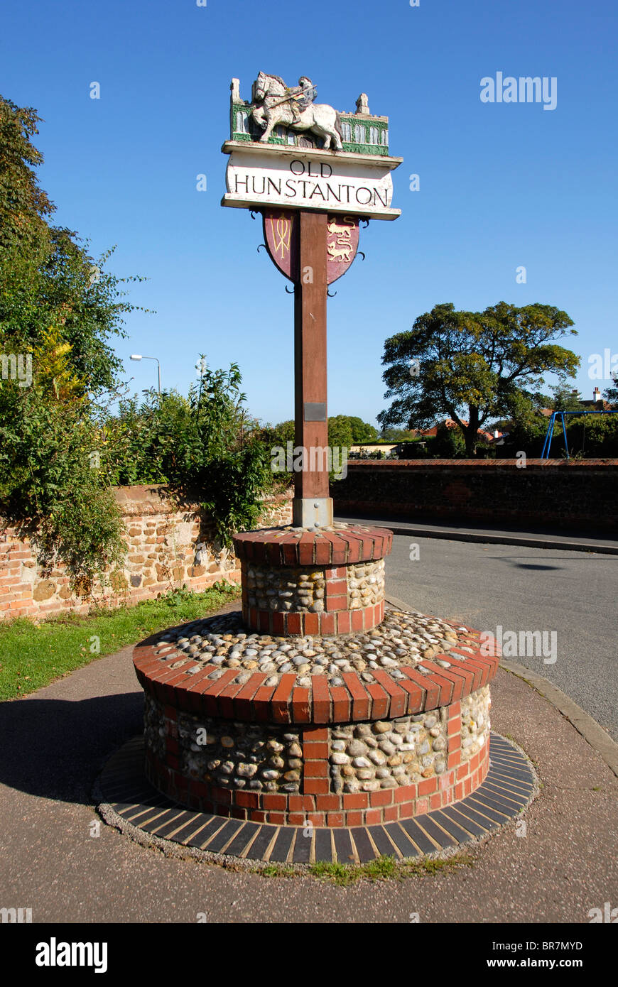 Old english village sign hi-res stock photography and images - Alamy