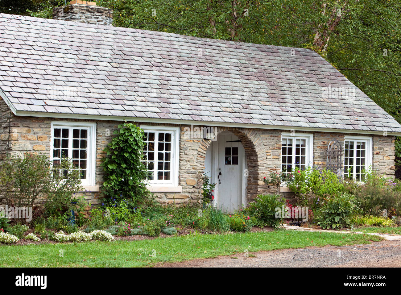 Old stone cottage hi-res stock photography and images - Alamy