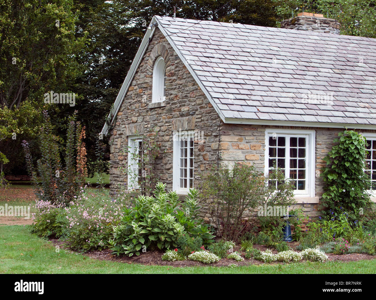Old stone cottage hi-res stock photography and images - Alamy