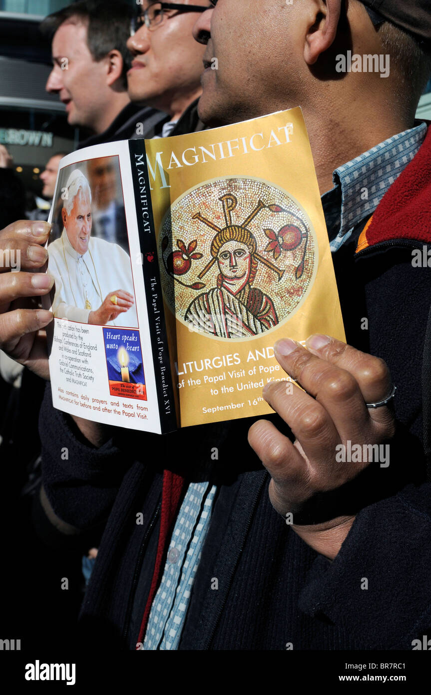 Pope benedict xvi bible hi-res stock photography and images - Alamy