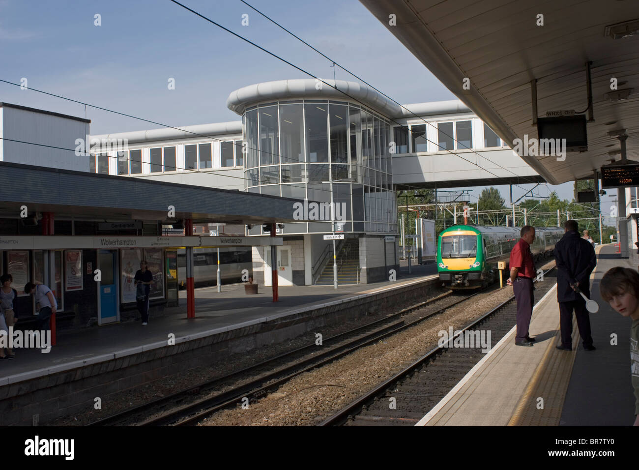 Wolverhampton railway station hi-res stock photography and images - Alamy