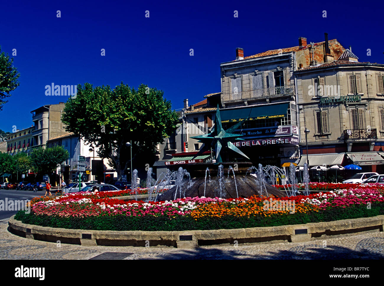water fountain, roundabout, town of Cavaillon, Cavaillon, Vaucluse ...