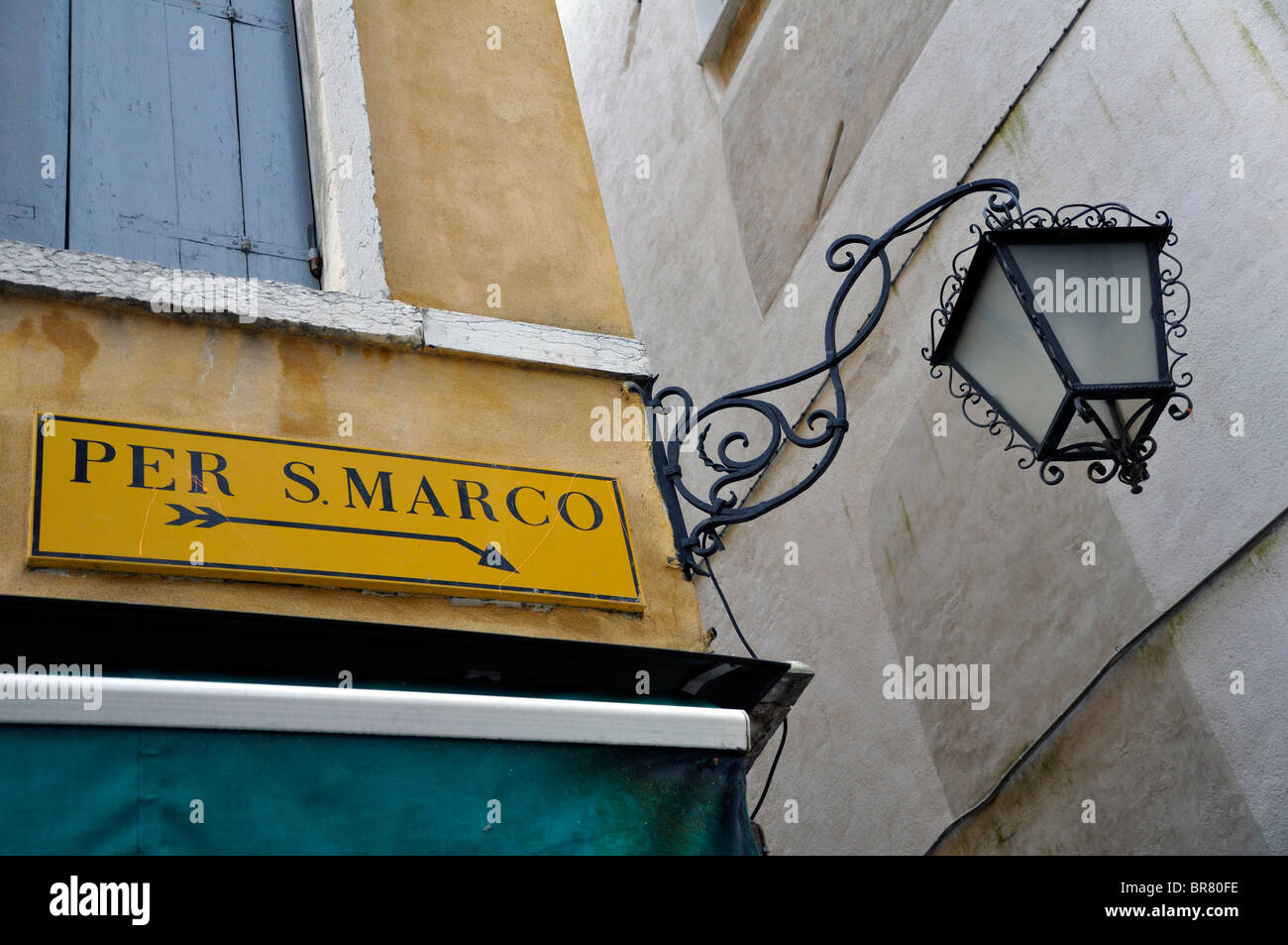Direction sign in Venice, Italy Stock Photo - Alamy