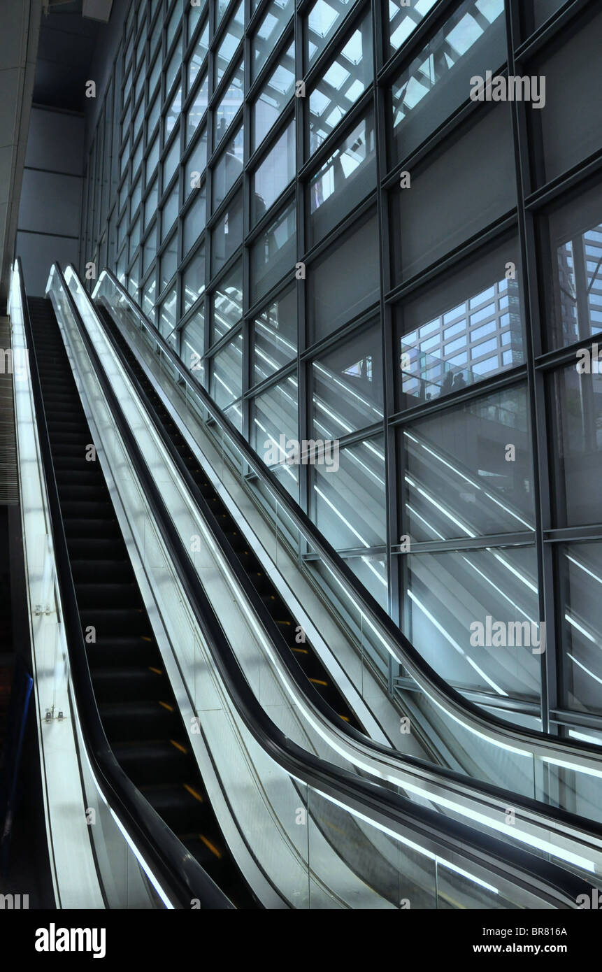 Escalator hi-res stock photography and images - Alamy