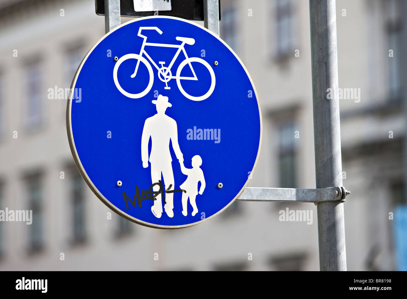 Street sign. Father and child Stock Photo - Alamy