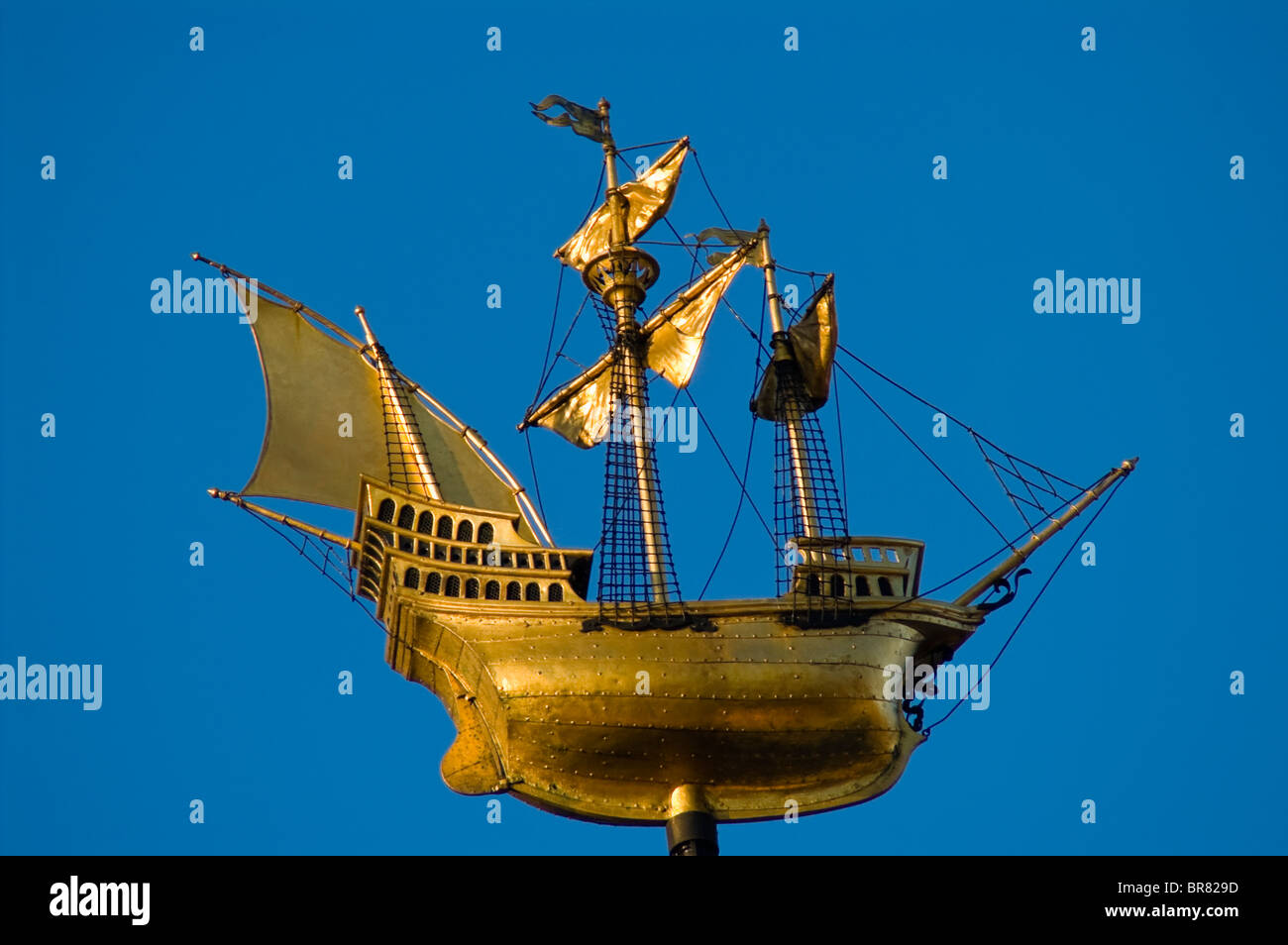 Gold ship hi-res stock photography and images - Alamy