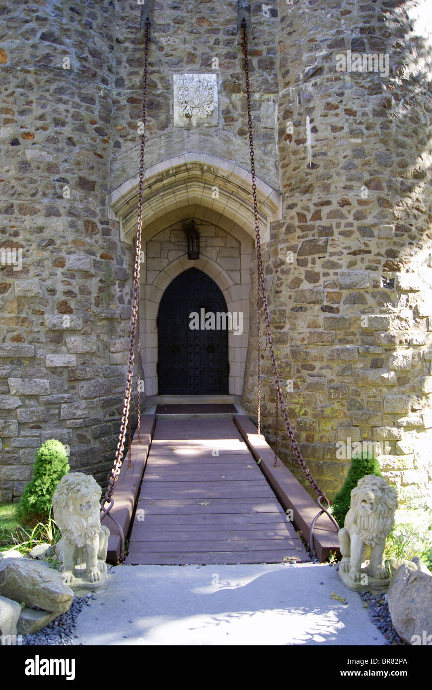 Castle moat drawbridge hi-res stock photography and images - Alamy