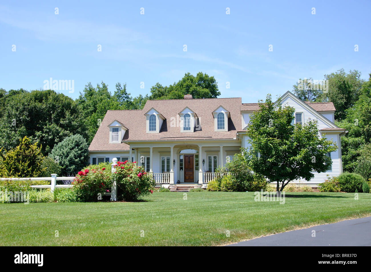 Dutch colonial style house new hi-res stock photography and images - Alamy