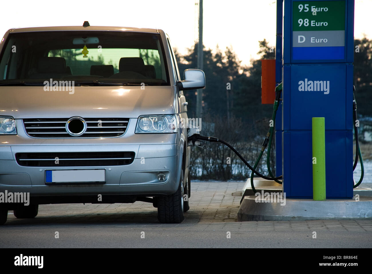 Tanking station hi-res stock photography and images - Alamy