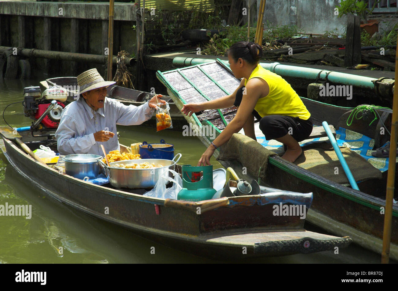 Floating market vendor and customer on a Bangkok canal Stock Photo - Alamy