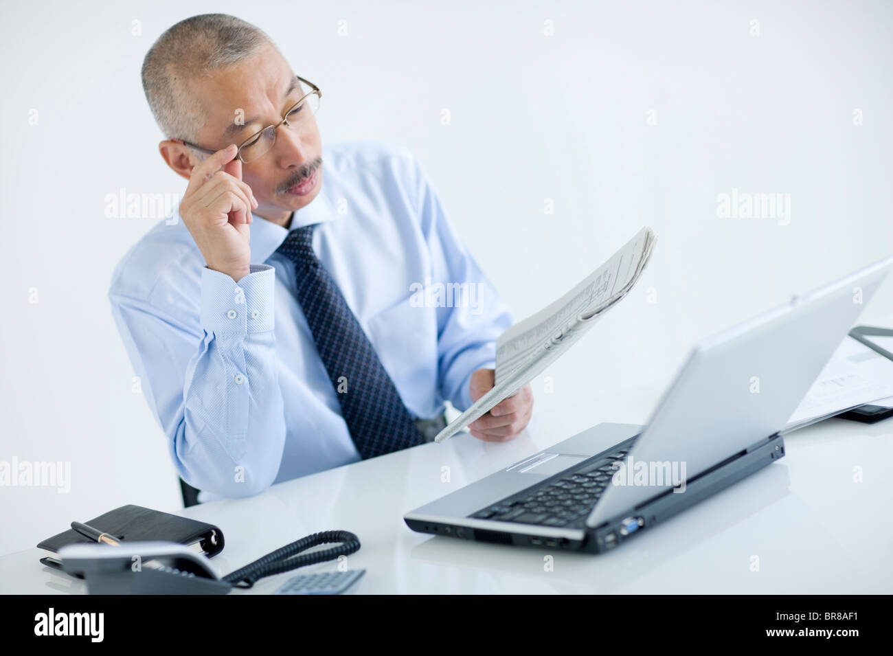 Man looking up from newspaper hi-res stock photography and images - Alamy